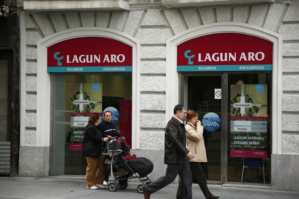 Seguros Lagun Aro firma un acuerdo de colaboración con ADECOSE — TU ...